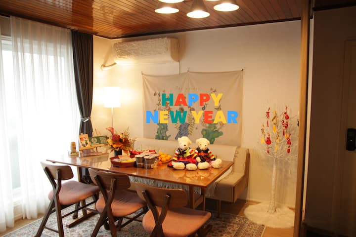 [새해맞이 할인]#Bts#전철역 도보3분#넓은 3룸, 4퀸베드#루프탑#서강대, 홍대, 명동 - Seoul