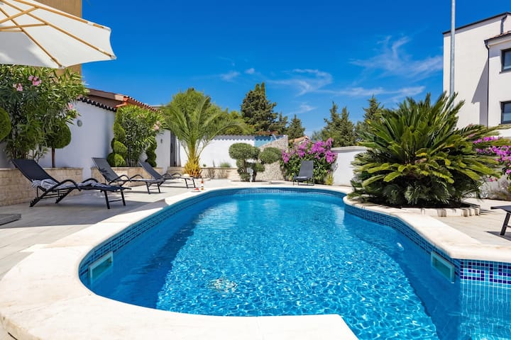 Villa Bianco Nero With Pool - By Happy Rentals - Peroj