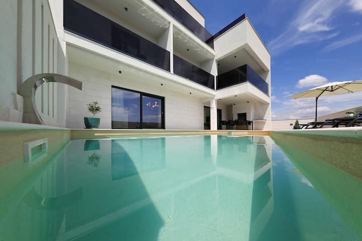 Villa Depaja With Heated Pool - Zadar