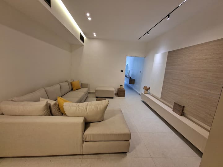 Luxury One Bedroom Studio - 암만 주