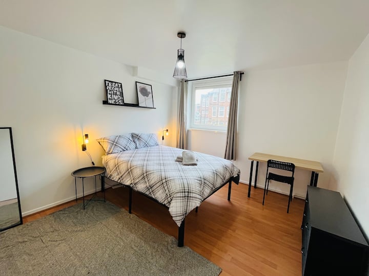 (Han 2)lovely Double In Whitechapel - London