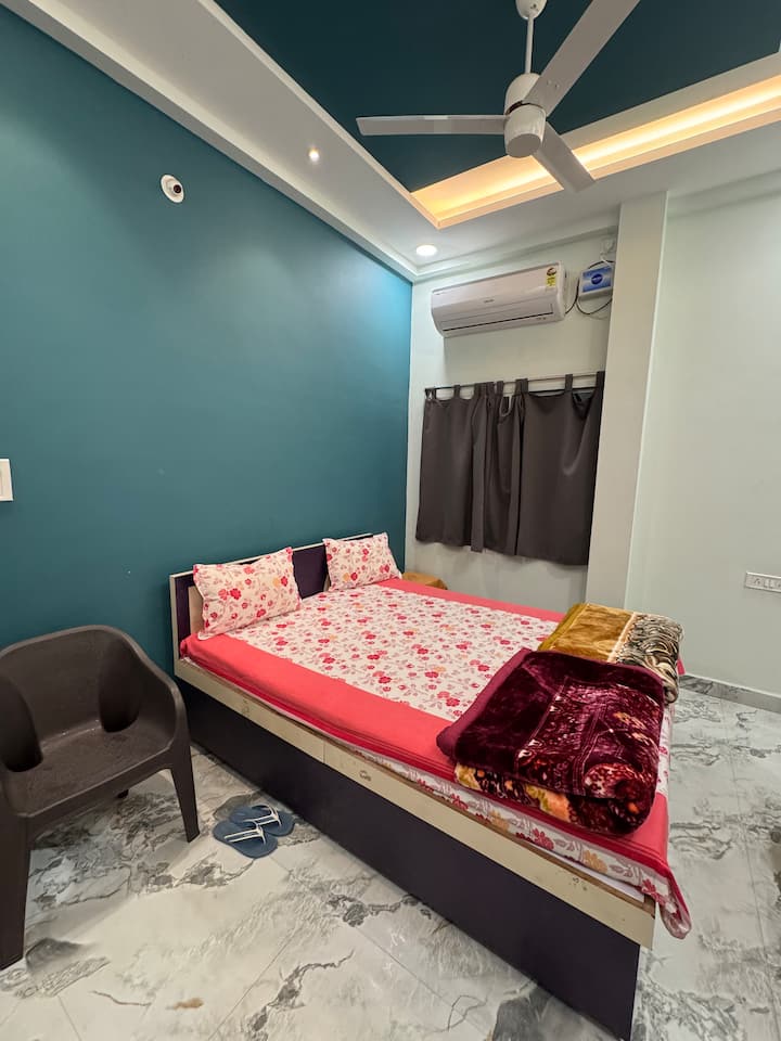 Ac Room With Private Balcony | Easy Mahakal Access - Ujjain