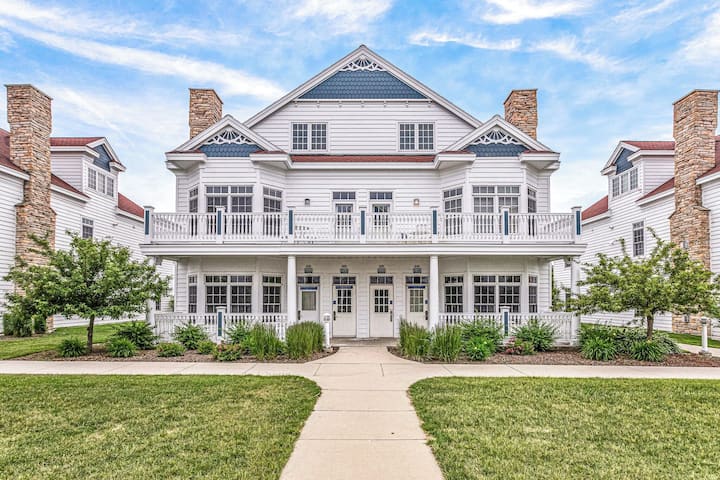 Just Beachy: 4 Bedroom, Sleeps 12! - Sheboygan, WI