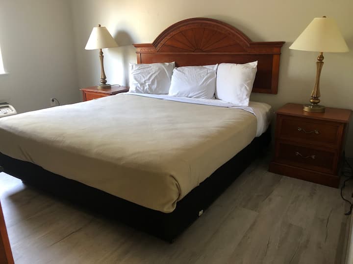 Hotel In Darlington King Bed Handicap Accessible - Darlington, SC