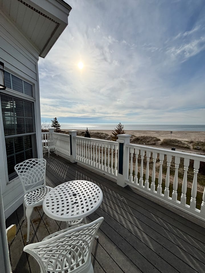 Luxury Lake Front Villa: Sleeps 12! - Sheboygan, WI