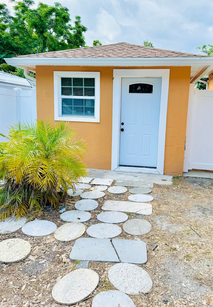 Studio Home In St Petersburg, Fl - St. Petersburg, FL