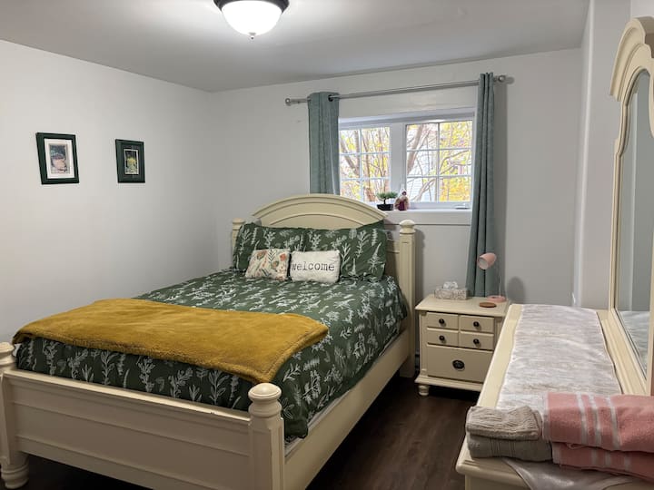 Home Away From Home - 2 Beds - Basement Suite - 세인트 존스