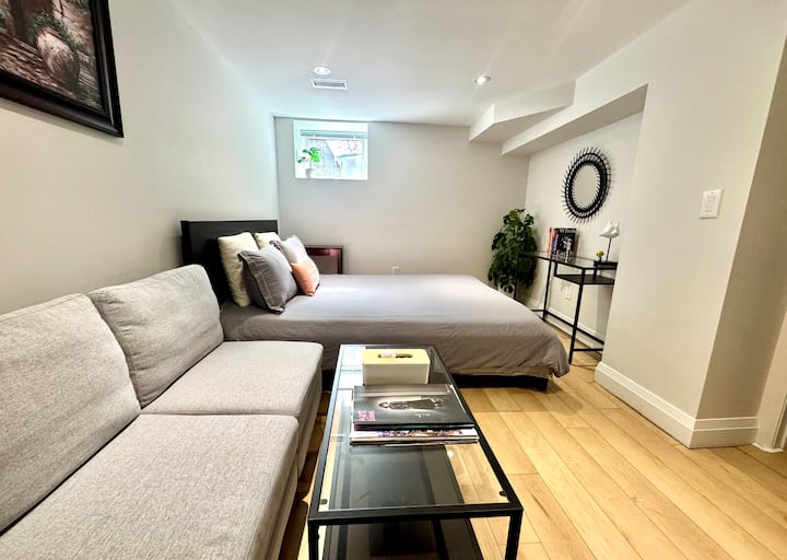 Cozy Lux Private Suite W/ Free Parking - Toronto
