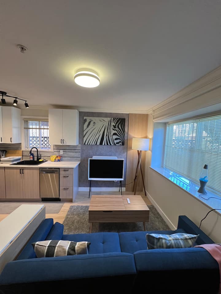 Entire Guests Suite
2 Bedroom 1sofa Bed 1.5 Baths - Vancouver