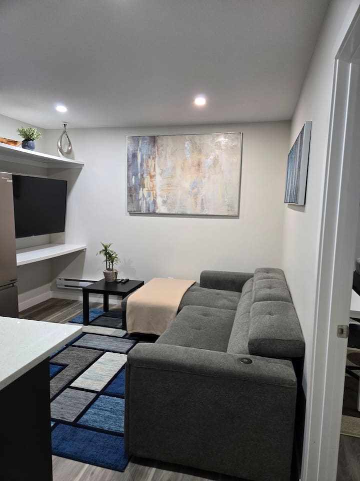 Cozy & Private 1 Bedroom Guest Suite + Den - Regina