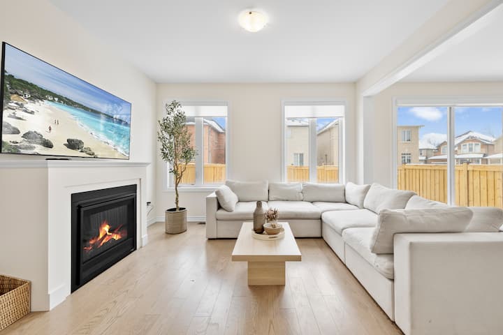 Modern Retreat - Full Home Including Basement - Ajax
