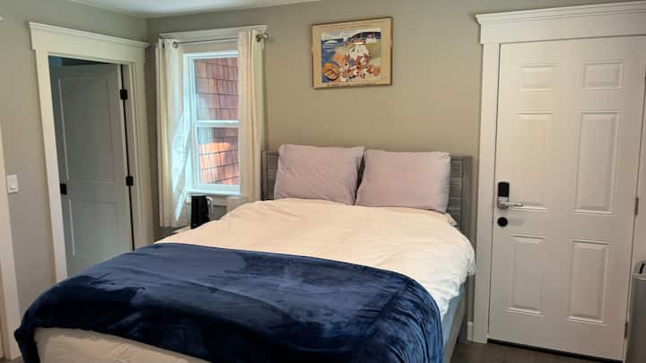 Ensuite With Separate Entrance - Point Roberts, WA