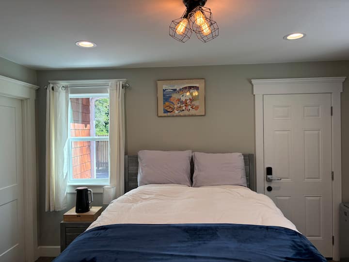 Ensuite With Separate Entrance - Point Roberts, WA