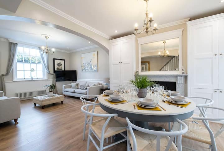 Beautiful 4 Bedroom Home - Cheltenham