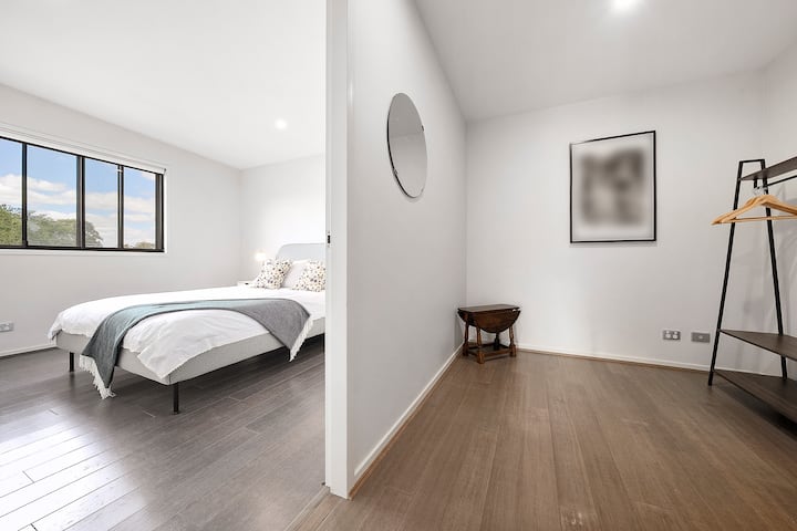 Large Inner North 1br | Work-ready, Tram & Parking - Canberra