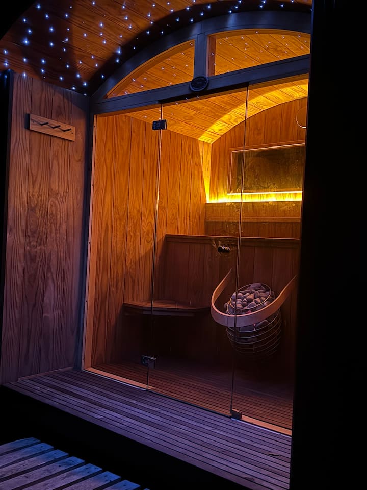 Luxury Shepherd's Hut, Private Sauna, Outdoor Bath - Holt