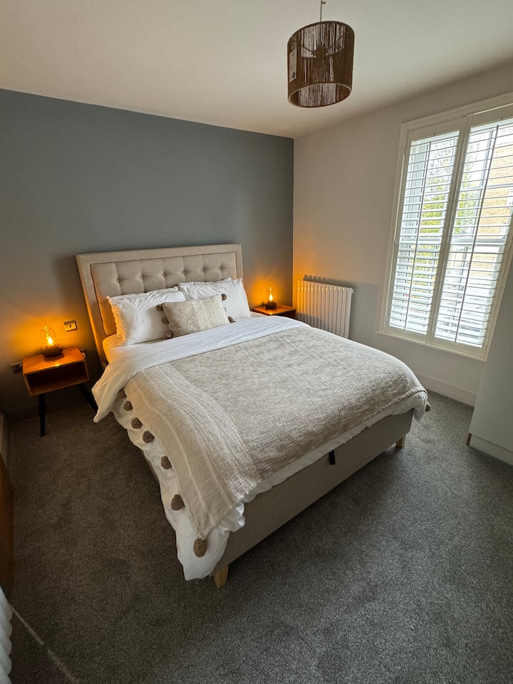 New, Lovely, 2 Bedroom, Hidden Gem In Town Heart - Cheltenham