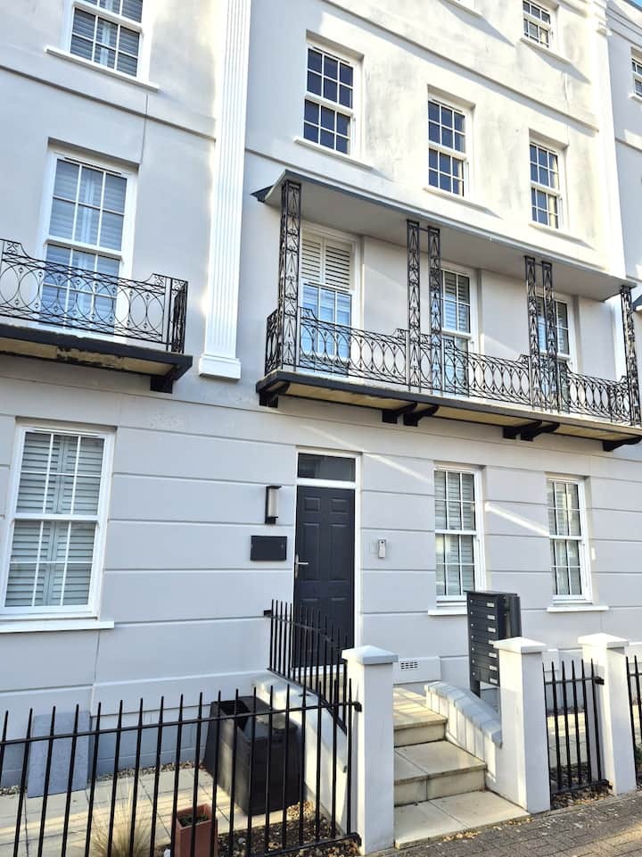 Perfect For Races, Central 2 Bed, Private Parking - 첼트넘