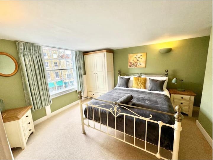 Modern 3 Bedroom Apartment With Cathedral Views - Canterbury