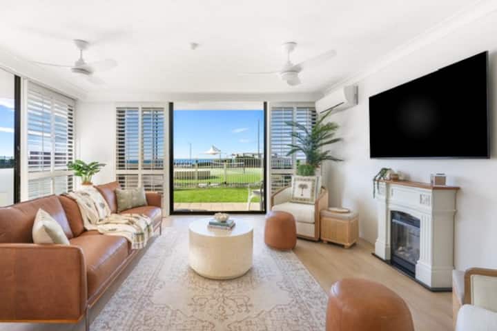 Beach Front Oasis With Private Courtyard - Surfers Paradise