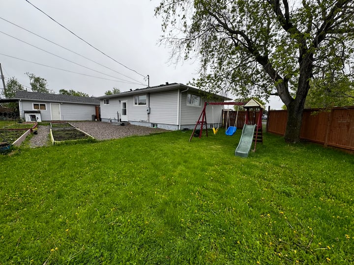 Spacious Walkout Basement Suite With Amenities - Thompson