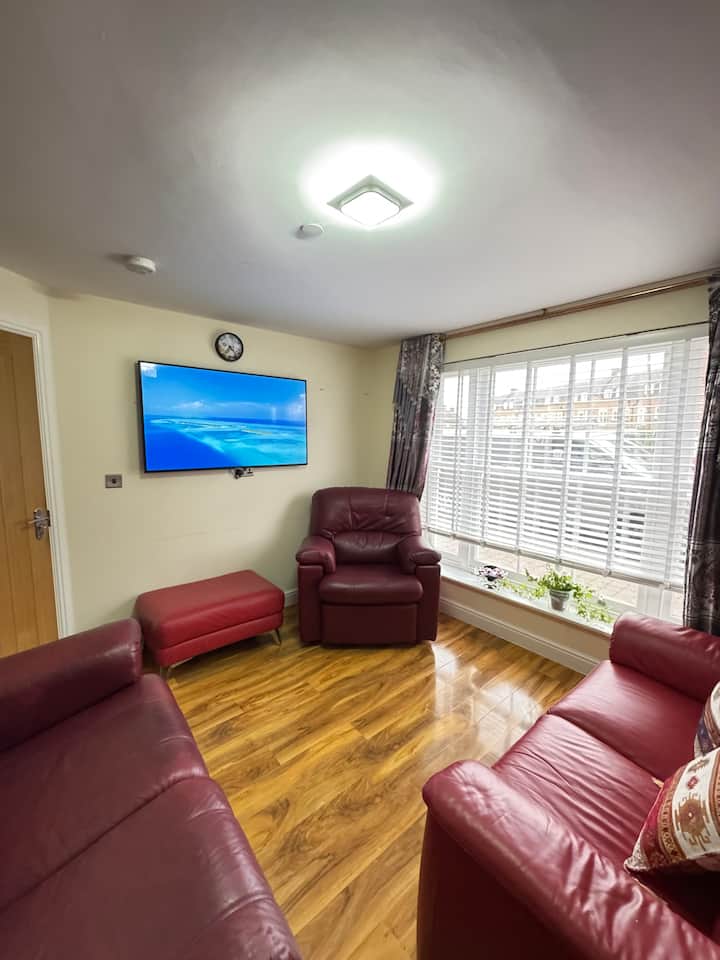 Silk Hotel Entire House Five Bedroom And Tv Room - Lincolnshire