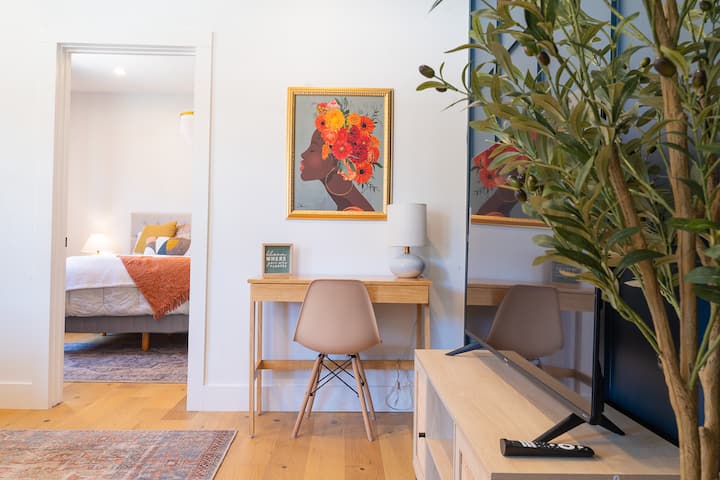 6 Mins To Downtown & Astros Park –Stylish Bungalow - Houston, TX