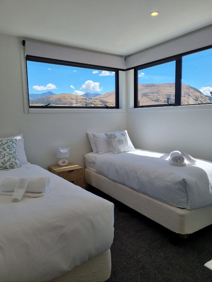 Sunny!
2 Bedroom Guest House. - The Remarkables Ski Area