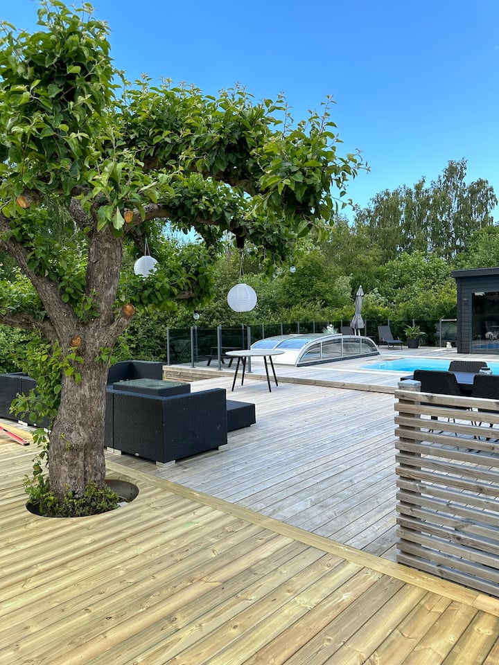 Strandnära Villa Med Pool - Motala