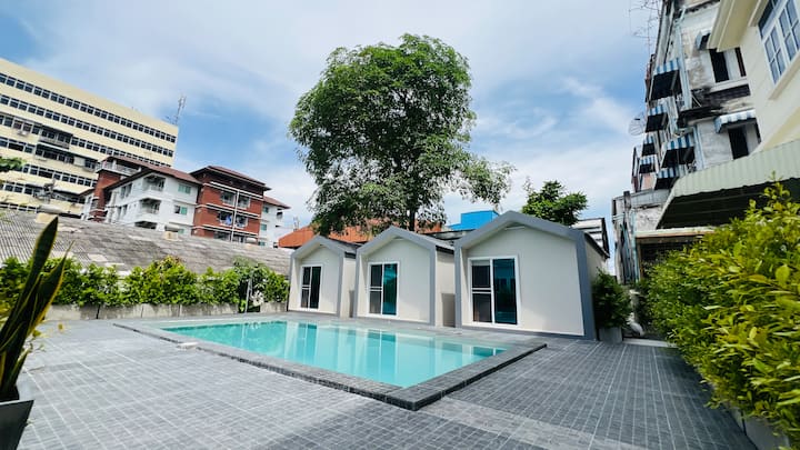 Srinakharin Pool Villa - Bangkok