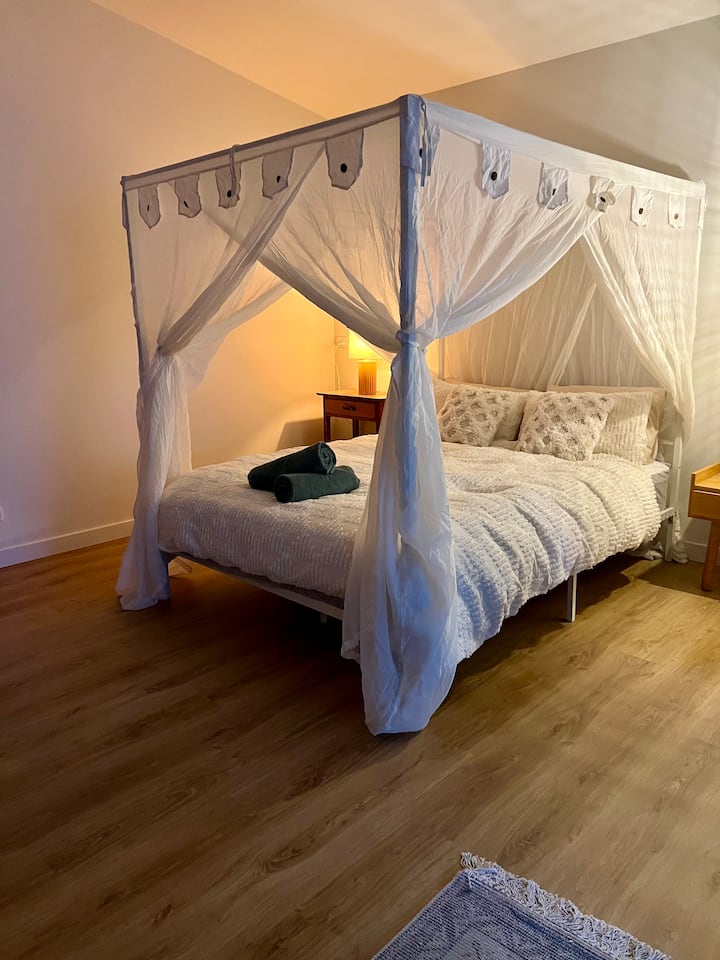 Large Private Guest Room - Sunbury