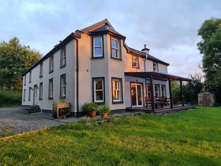 Honeysuckle Lodge, Lovely Rolling Hill Views - Limerick City