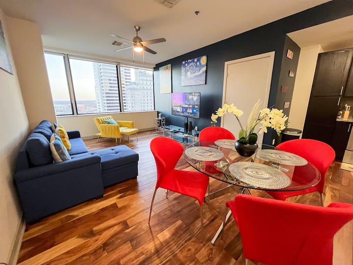 Cozy 1br Apt: Rooftop Pool, Gym & Free Parking - Dallas, TX