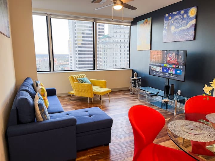 Downtown View, King Bed, Quiet, Free Parking, Pool - Dallas, TX