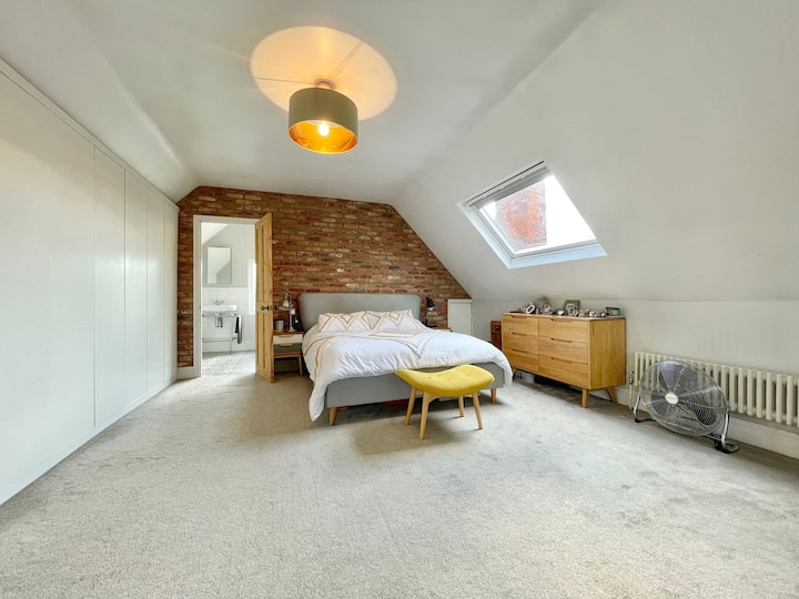 Lovely Loft Bedroom Near Airport, Free Parking - Luton