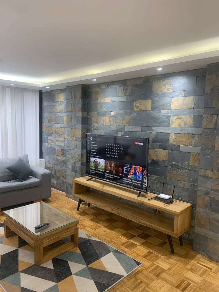 Depto. Completo En La Plaza Foch Con Parqueadero - Quito