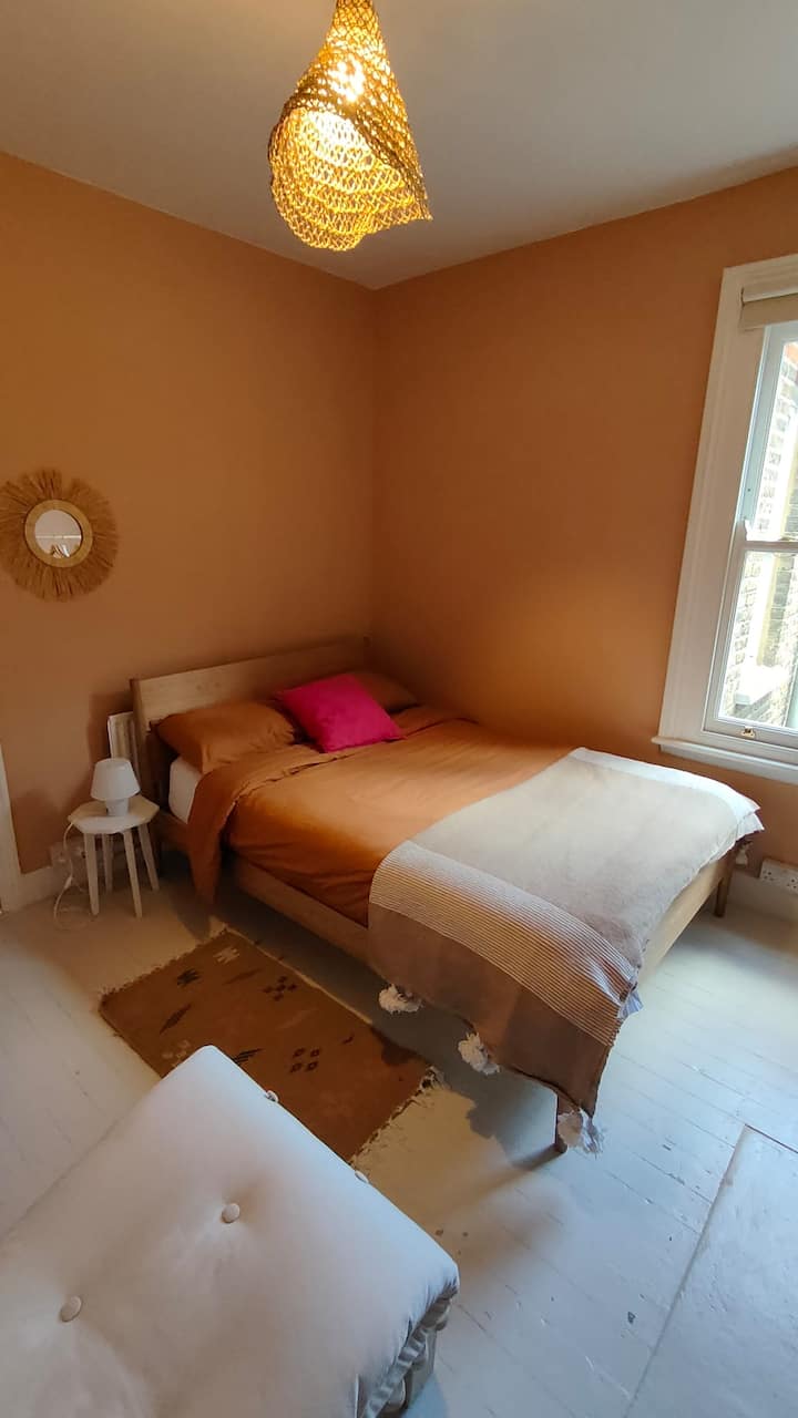 Double Room With Private Bathroom In East London - London