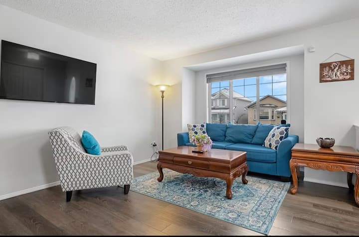 Cozy -Family- Friendly Home | Sleeps 10 | Hottub - 愛德蒙頓
