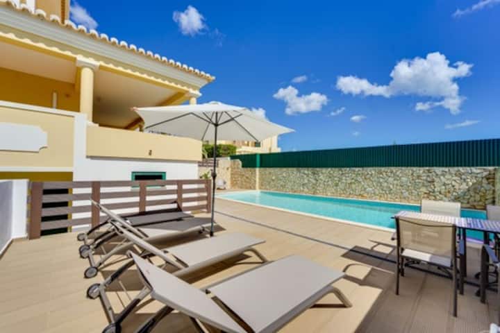 Vila Bali
Com Piscina E
Barbecue - Armação de Pêra