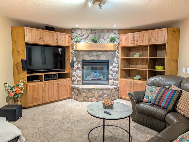 Banff Gateway Suite - Fireplace And Private Entry - Calgary