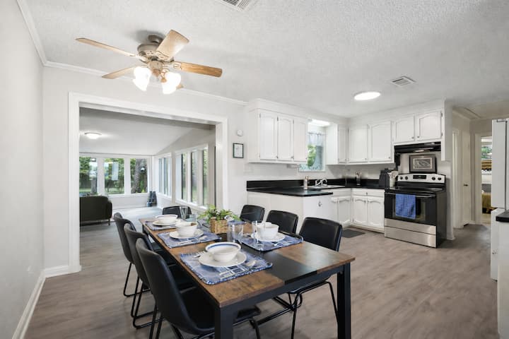 Spacious Home W/ Yard Near Lsu & Health District - Baton Rouge, LA