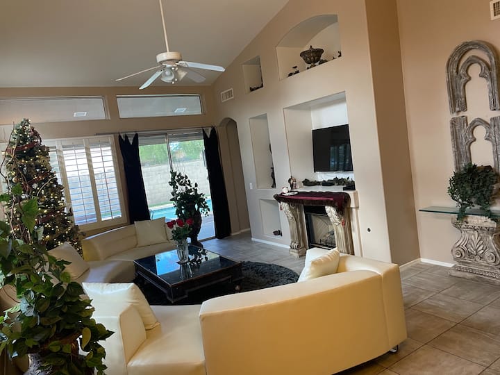 Luxury Home W/ Pool, Close To Everything! - Glendale, AZ