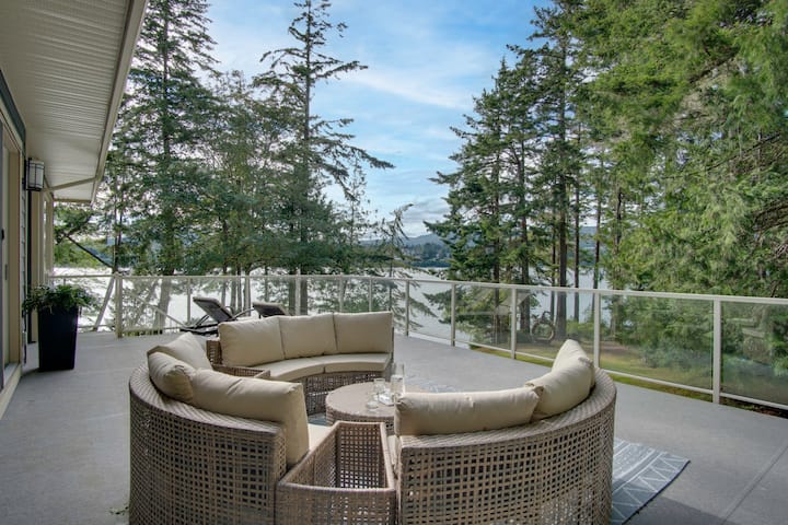 Luxury Oceanfront Guesthouse With Private Beach - Sooke