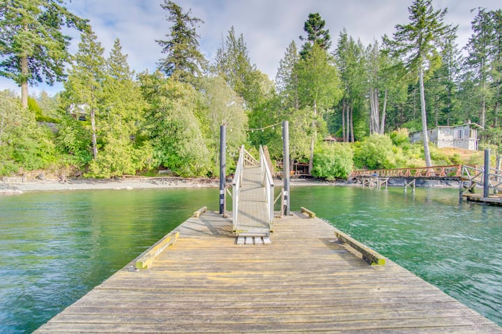 Oceanfront Getaway With Private Dock + Beach - Sooke