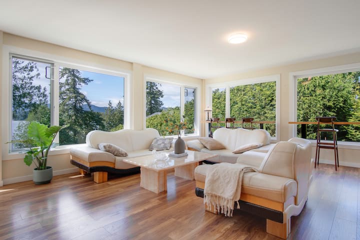 Oceanfront Getaway With Private Dock + Beach - Sooke