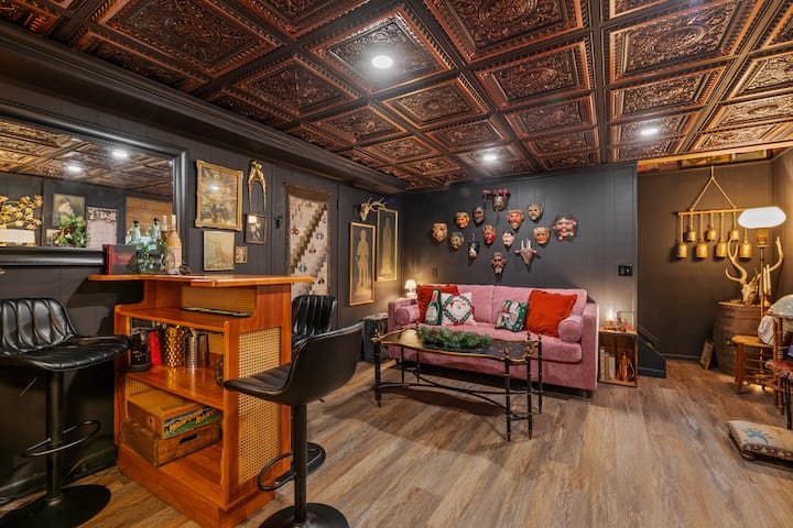 Crestline Ranch: Hot Tub, Speakeasy & Retro Charm - Wichita, KS