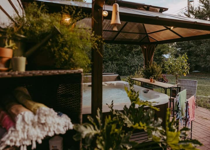 Relaxing Spa At Designer Mid-century Ranch - 美國