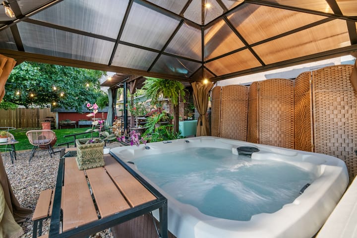 Mid-century Ranch • Hot Tub • Firepit - Kansas (State)