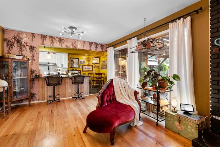 Retro Revival Inn: Mid-century Boutique B&b - Wichita, KS