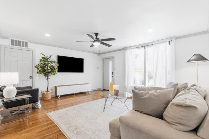 5br Home • Sleeps 12 • Near Downtown & Med Center - Houston, TX